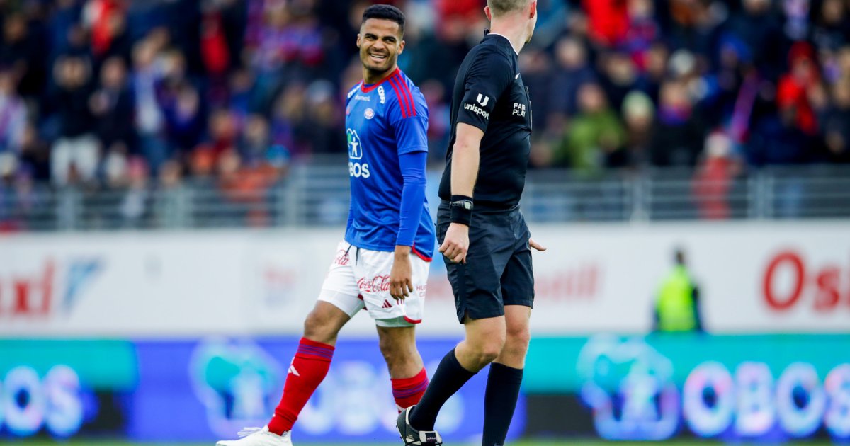 - Spiller Vålerenga kjerke under middagen / Vålerenga